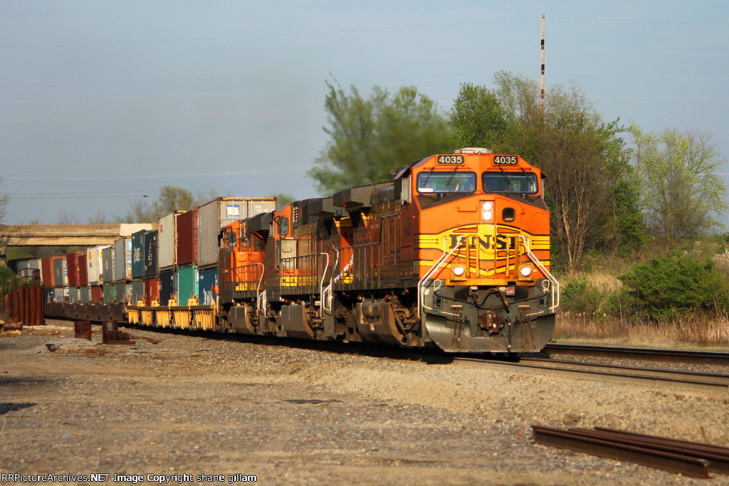 BNSF 4035 leads the last sunlight train on a great day,